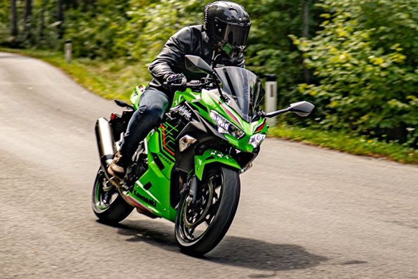 Video: Kawasaki A2-Duell - Ninja 400 gegen Z400 Vergleich 2022