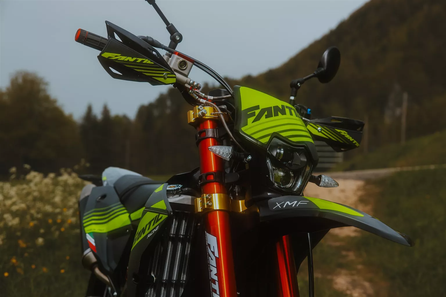 Fantic XMF 125 Test 2024 - stylische Supermoto mit Fahrspass