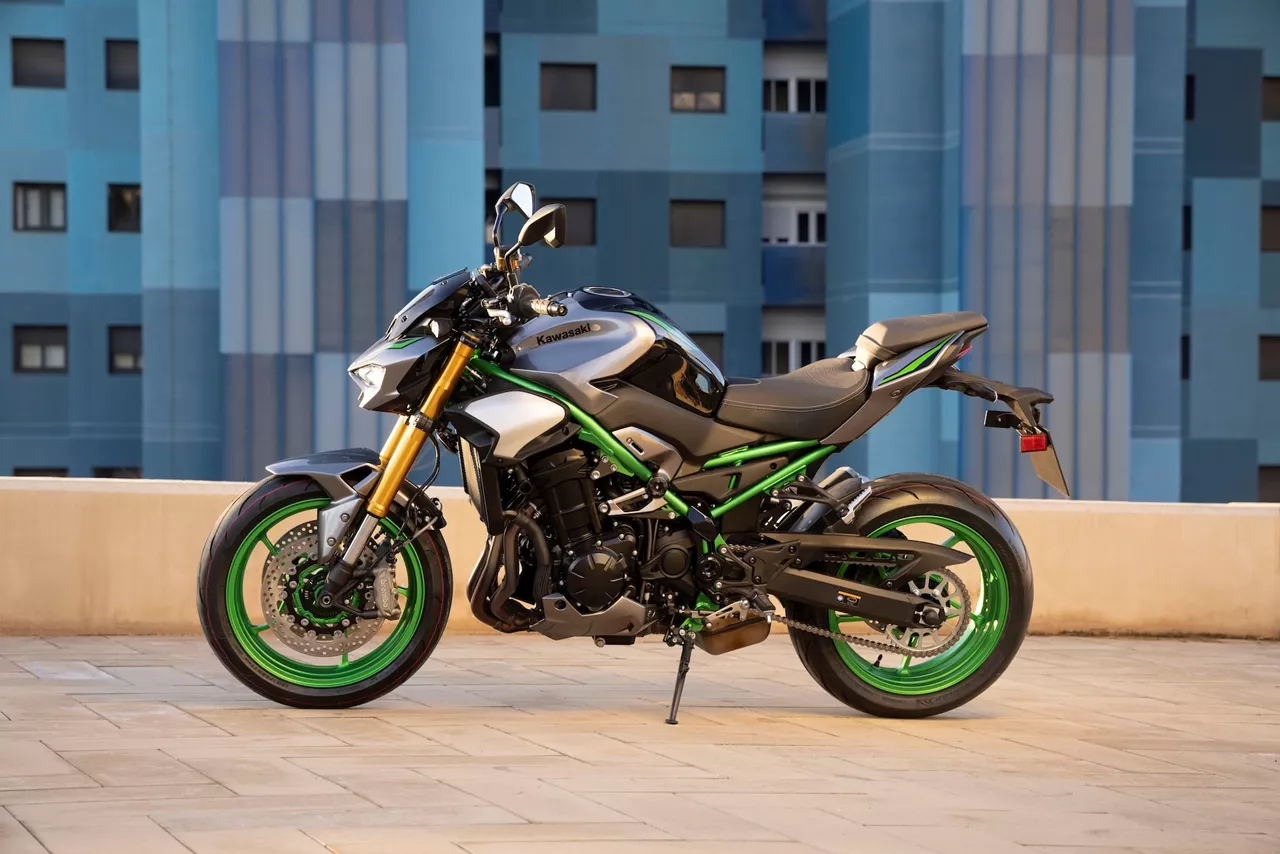 Test Kawasaki Z900 2025 - Recensione completa e prestazioni