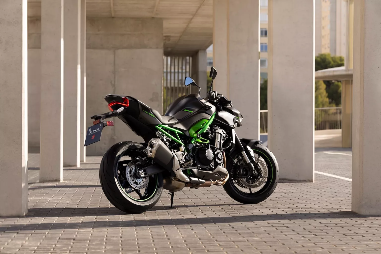 Kawasaki Z900 2025 Review - Performance and Features