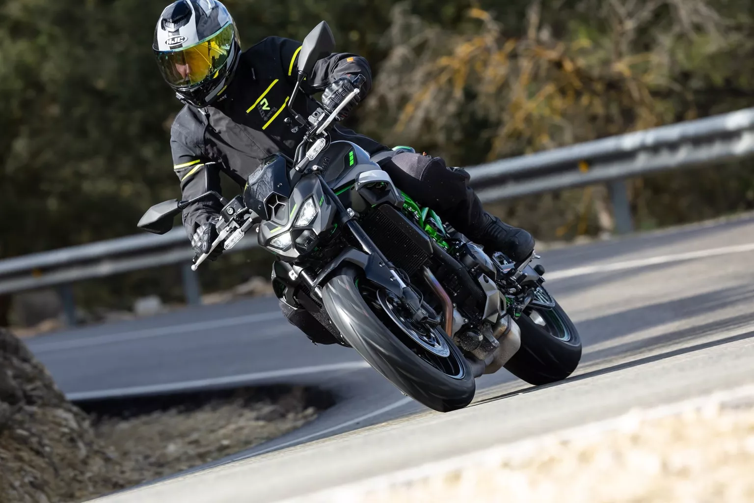 Kawasaki Z900 2025 Review - Performance and Features