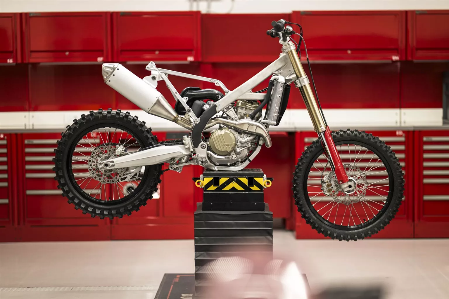 Ducati Desmo 450 MX Test 2025: Feuertaufe bestanden
