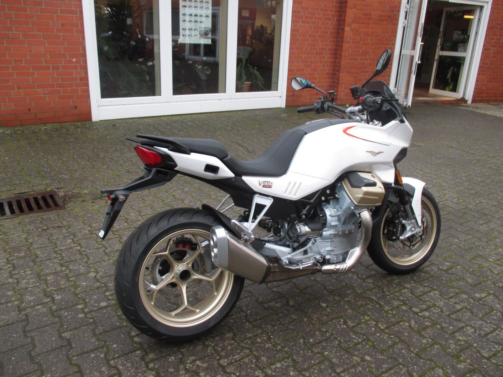 Neumotorrad: Moto Guzzi V100 Mandello, 15.499,00 EUR