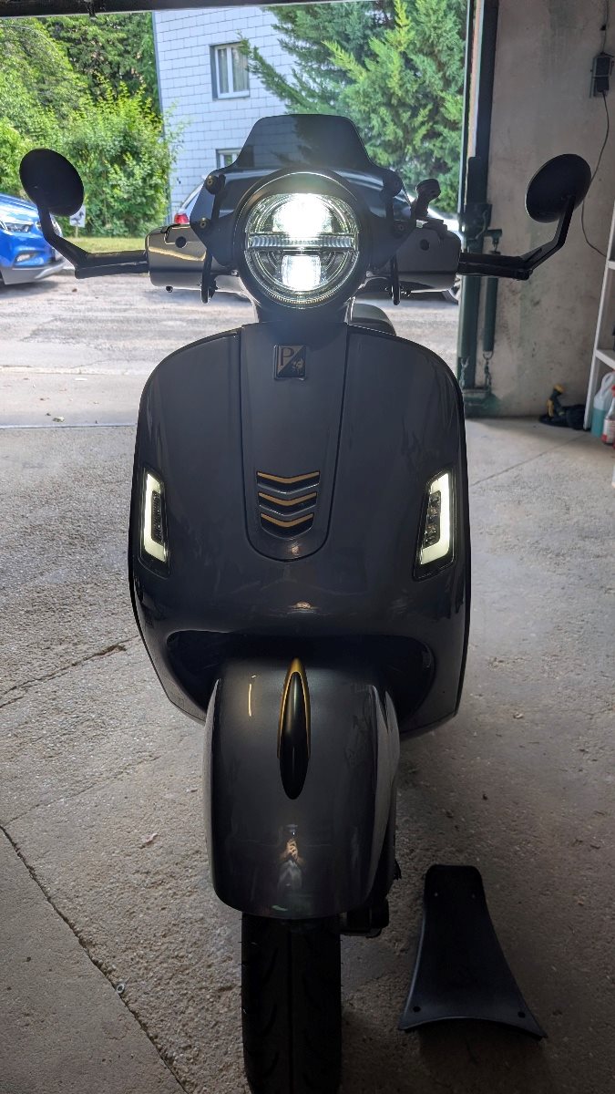 Gebrauchte Vespa GTS 300, EZ: 2018, 9.176 km, 5.250,00 EUR