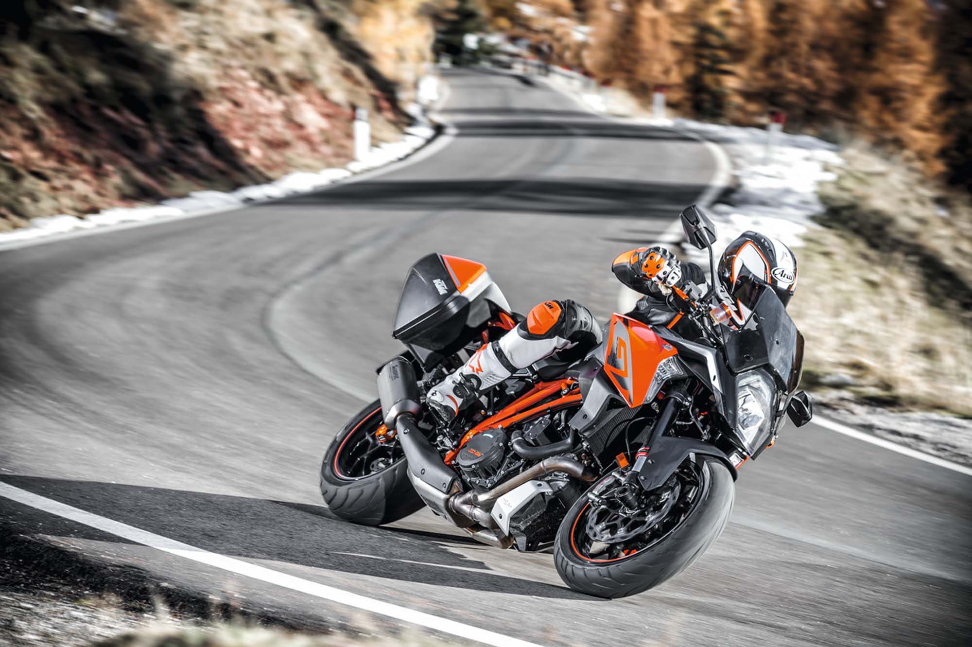 Motorrad Vergleich Aprilia Tuono 660 2021 vs. KTM 1290 Super Duke GT 2016