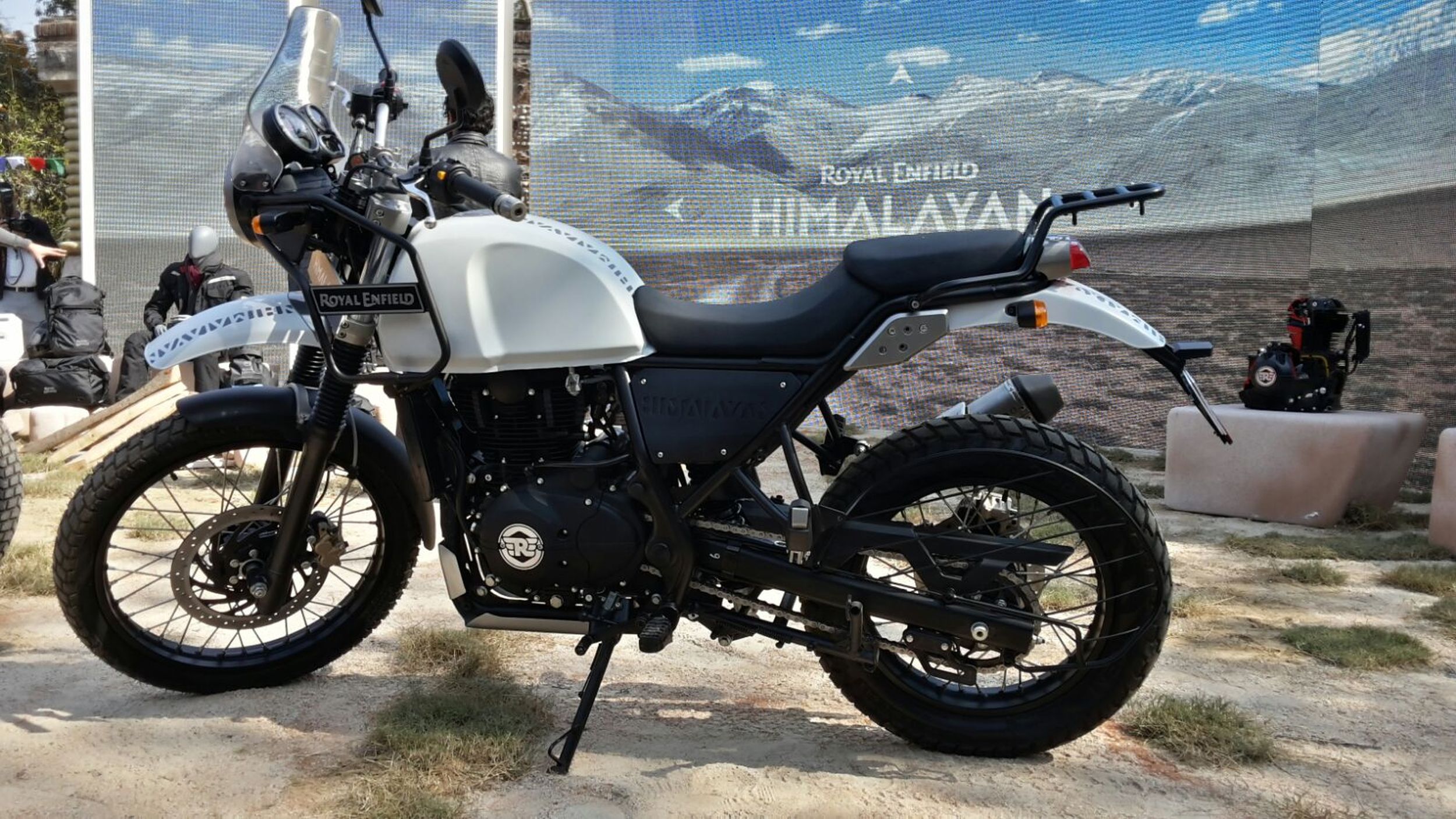 Motorrad Vergleich Royal Enfield Himalayan 410 2019 vs. KTM 300 EXC 2008