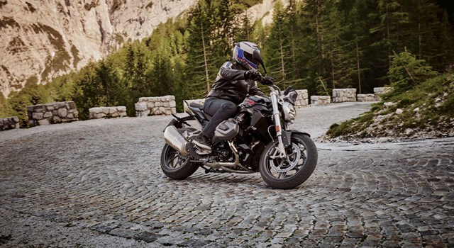 Motorrad Vergleich Honda Monkey 125 2023 vs. BMW R 1250 R 2019