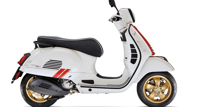 Motorrad Vergleich Vespa GTS 125 Supertech iGET 2021 vs. Vespa GTS 300 Super Racing Sixties 2021