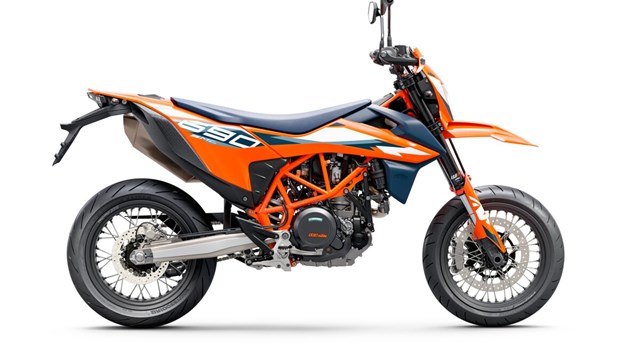 Motorrad Vergleich KTM 690 SMC R 2023 vs. Husqvarna 701 Supermoto 2023