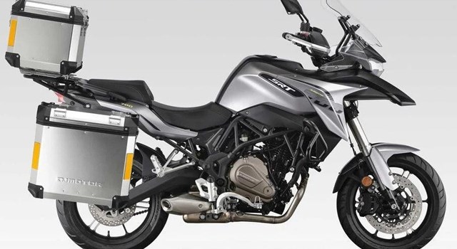 Motorrad Vergleich Benelli TRK 702 X 2023 vs. QJ Motor SRT 700 2023