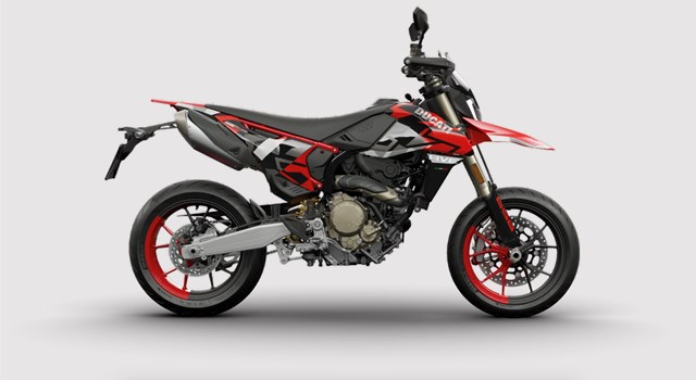 Motorrad Vergleich KTM 690 SMC R 2022 vs. Ducati Hypermotard 698 Mono RVE 2024