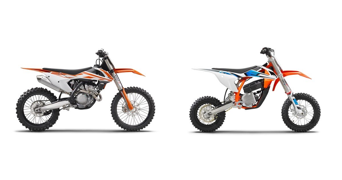 Comparaison des motos KTM 350 SX-F 2017 VS. KTM SX-E 5 2020