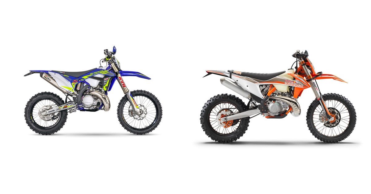 Motorrad Vergleich Sherco 250 SE Factory 2022 vs. KTM 300 EXC TPI Erzberg Edition 2022