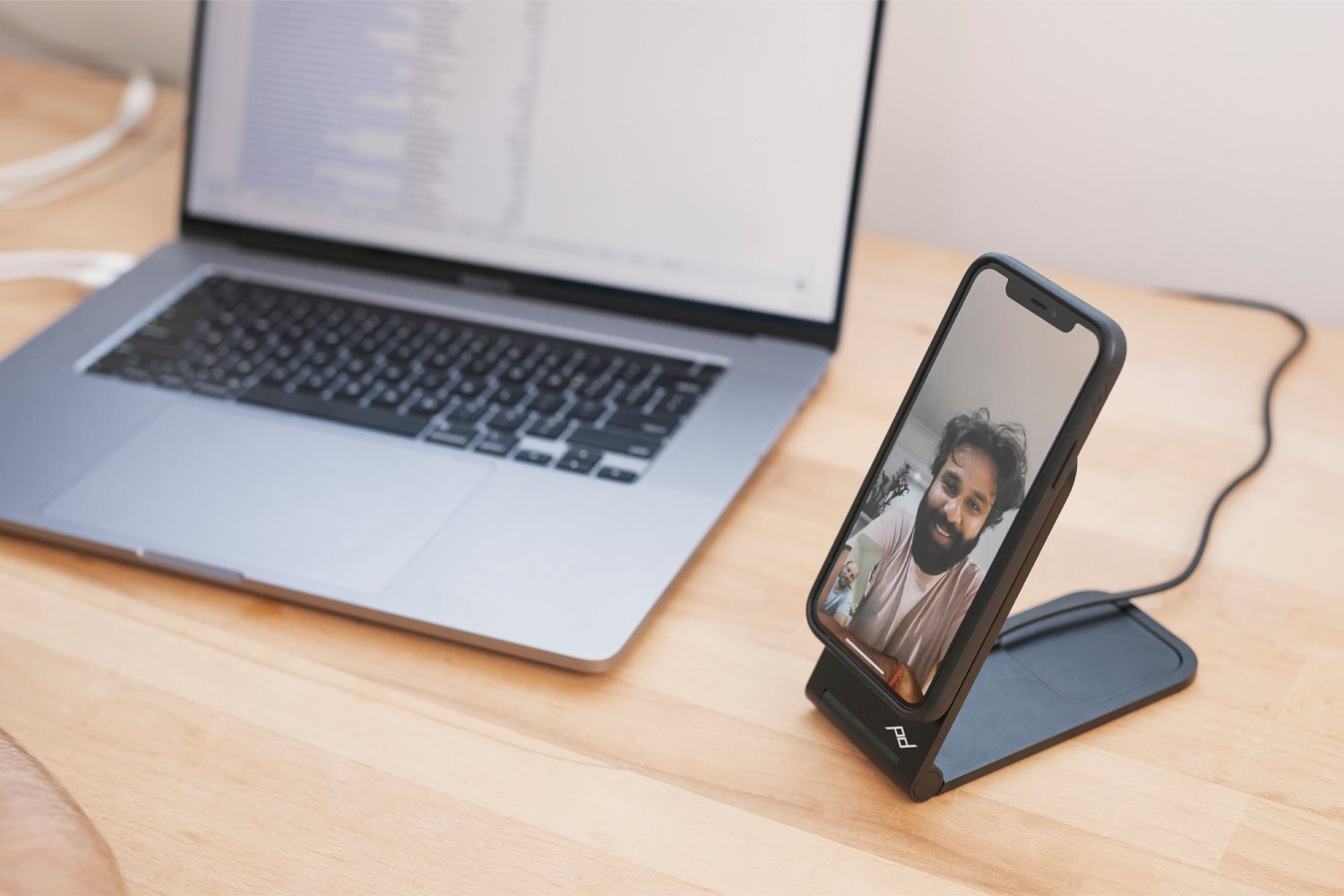 Peak Design Wireless Charging Stand - schwarz - Qi1-Ladefunktion um 89 ...